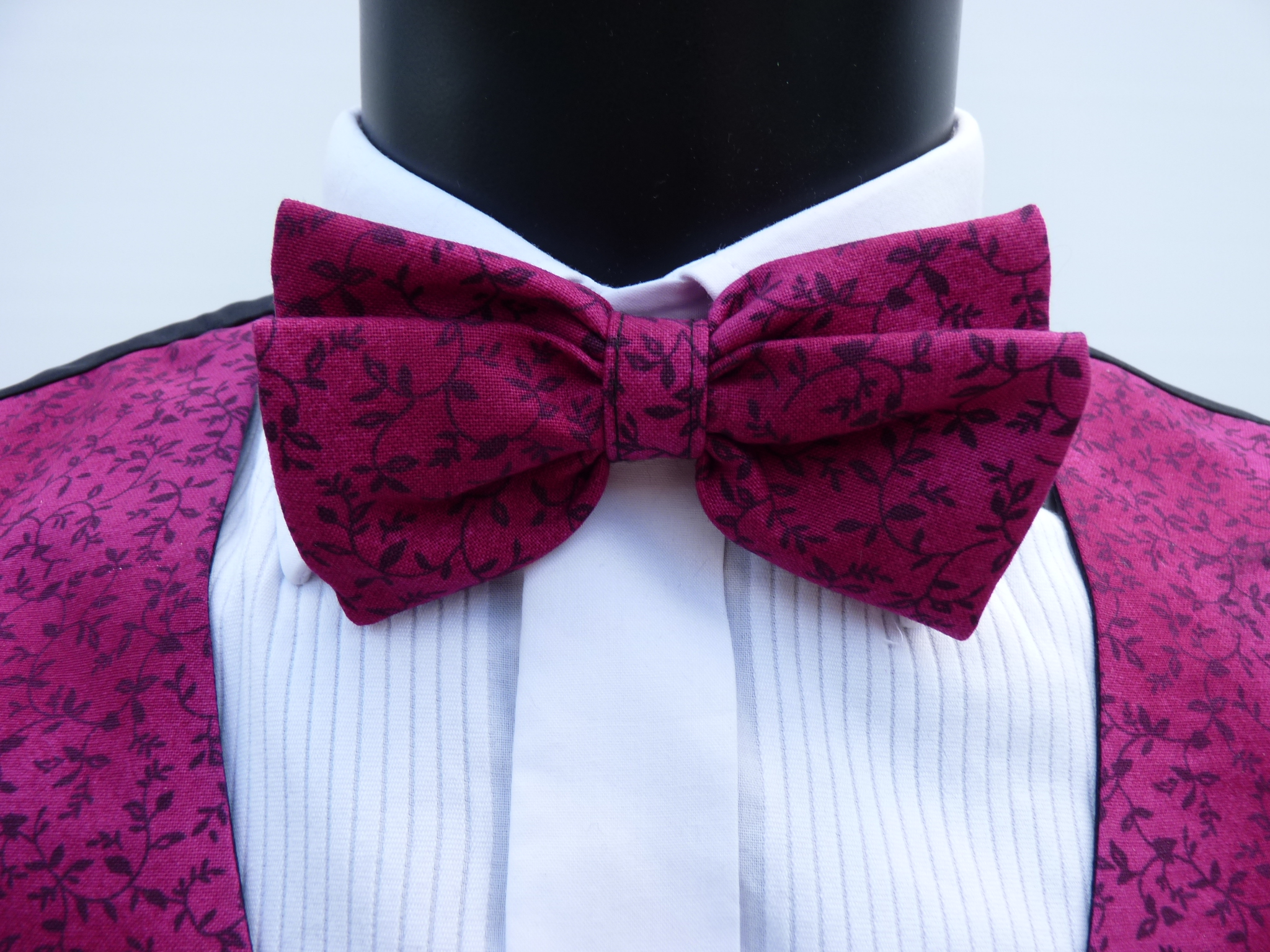 Raspberry Leaf Pre Tied Bow Tie - Pocketwatch Waistcoats